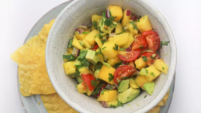 Tortilla cipslerinin yanında mango salsa