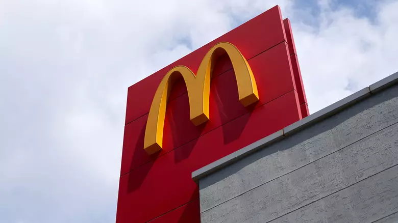 McDonald's binanın üzərindəki lövhə
