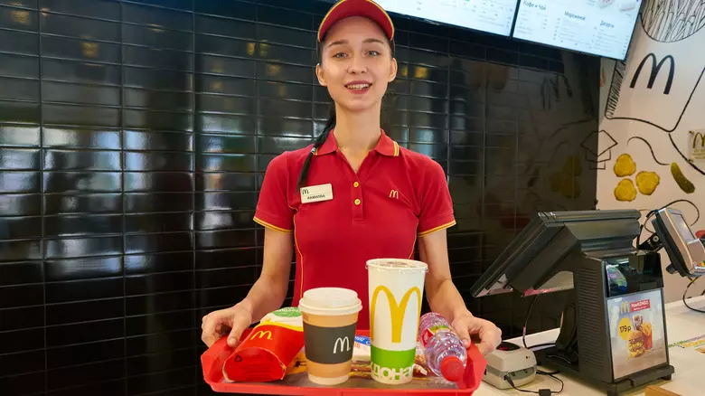 McDonald's işçisi əlində nimçə