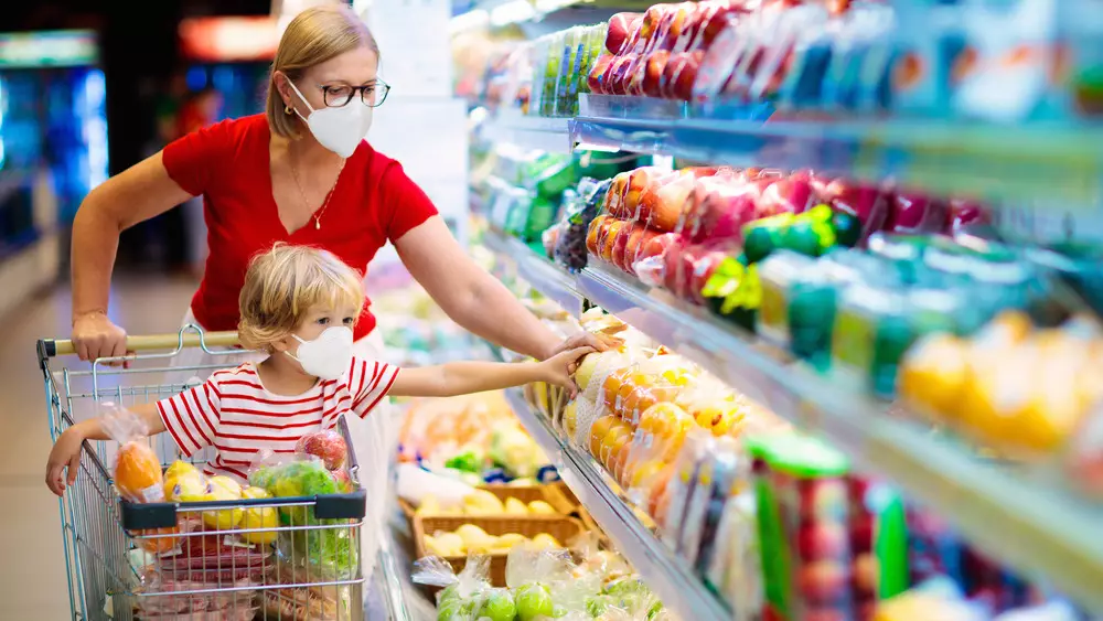Žena a dieťa nakupovanie potravín