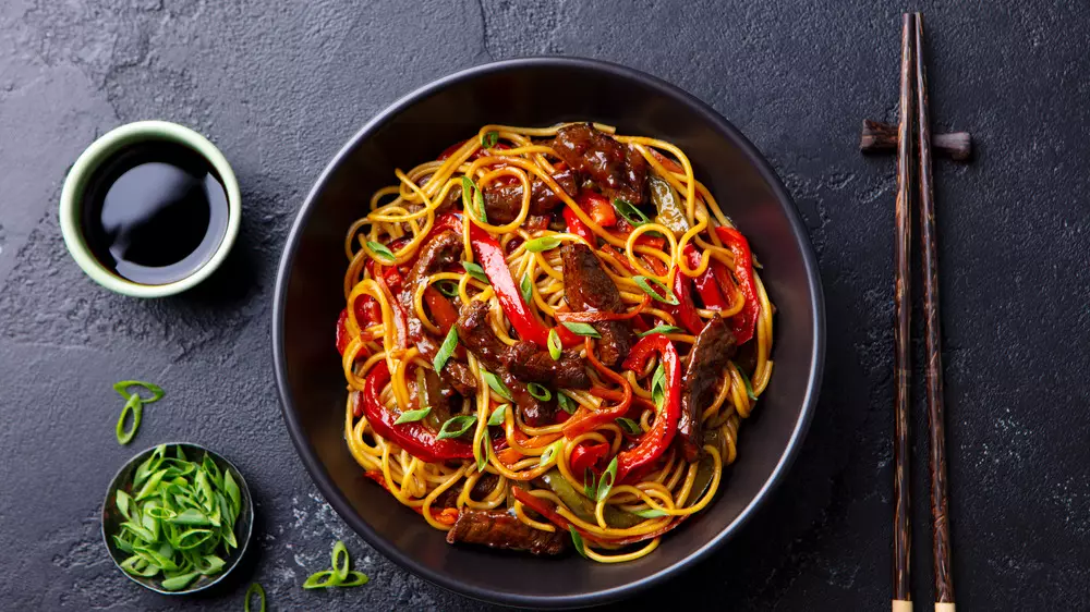 Soffriggere la carne di manzo e le tagliatelle