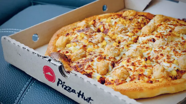 පෙට්ටියේ Pizza Hut පීසා