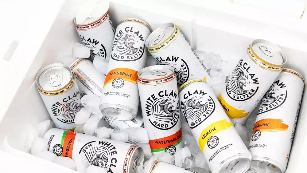 Den verkliga skillnaden mellan White Claw och riktigt hårda seltzers