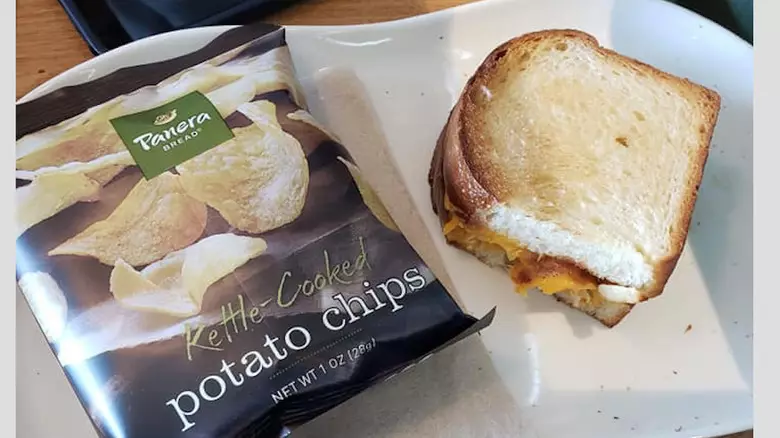 grilled cheese qhaub cij ntawm Panera Bread nrog ib sab ntawm kettle-siav chips