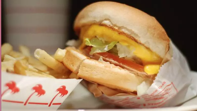 sanuisi sisi tunu i luga o le hamburger bun mai le In-N-Out burger