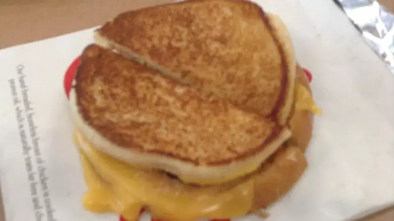 grilled cheese qhaub cij ntawm Chick-fil-A