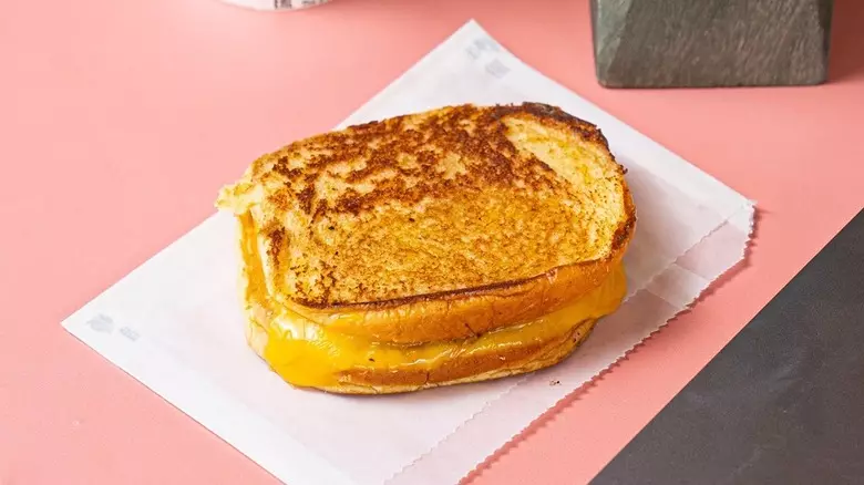 Sándwich de queixo á prancha en bollo de hamburguesa en Shake Shack