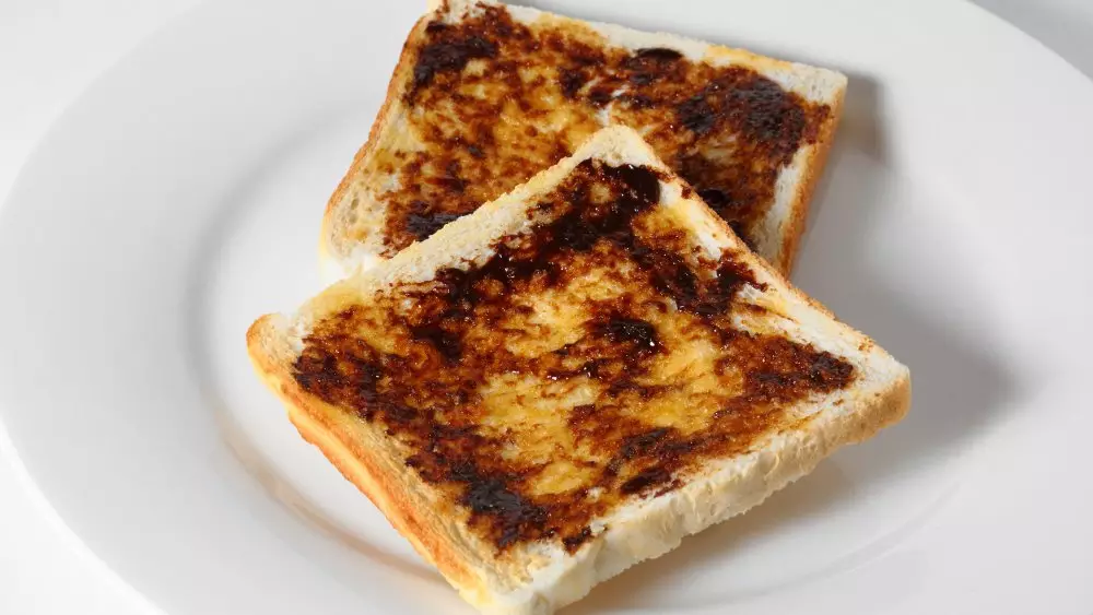 Marmite o Vegemite spalmate sottilmente sul pane tostato