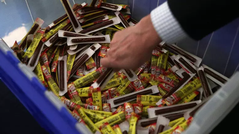 Slim Jims sandığına uzanan el