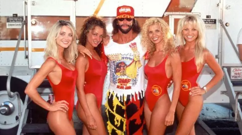 Randy Savage ve Slim Jims'i WCW etkinliğinde tanıtan modeller