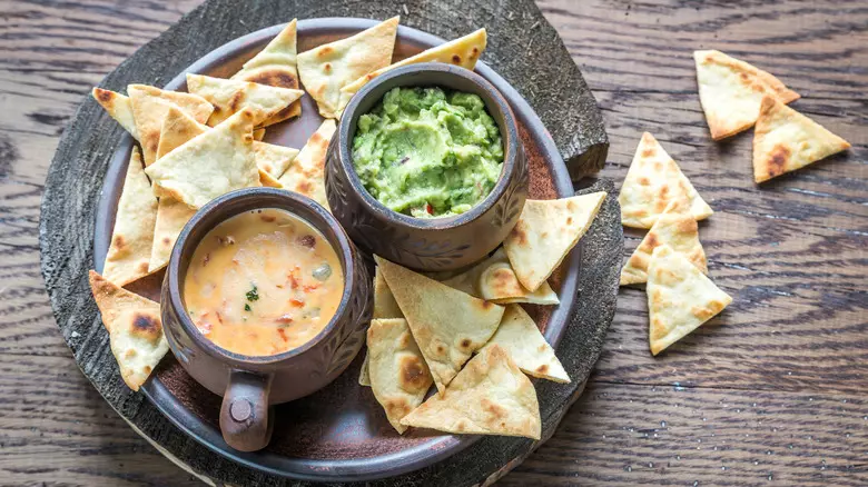 Queso, guacamole, और चिप्स