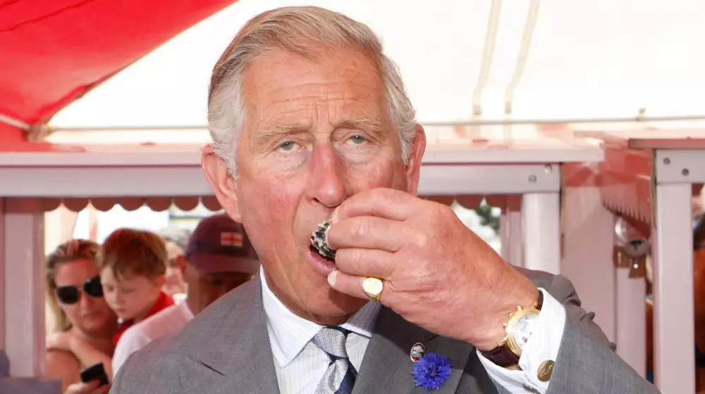 Принц Чарлс једе остриге на Вхитестабле Оистер Фестивалу.