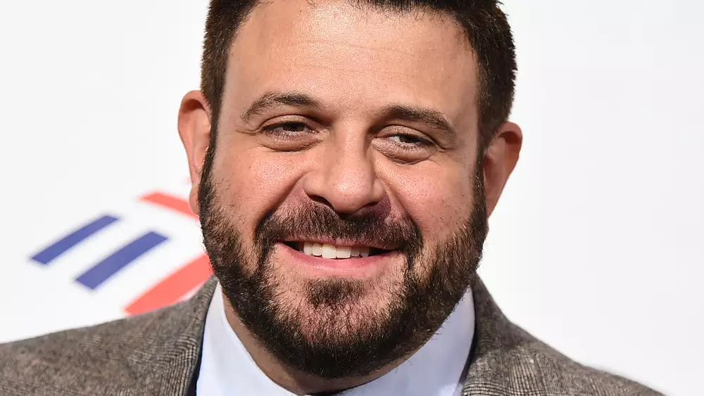 Adam Richman tersenyum