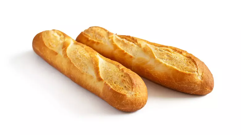 Dalawang baguette sa isang puting background