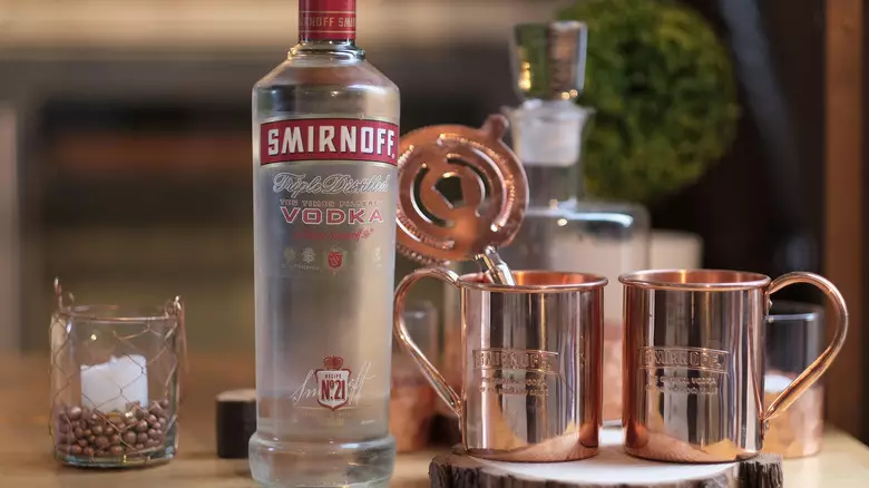 Smirnoff vodka bote sa tabi ng Moscow Mule mug