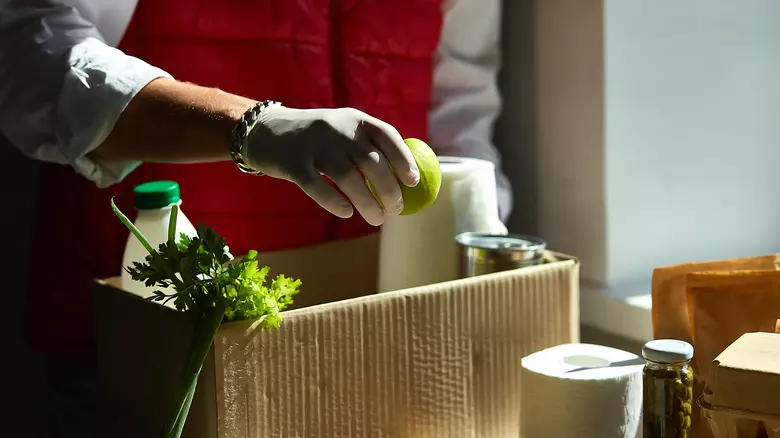 Préparation des dons alimentaires en boîte