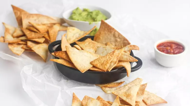 Légsütő tortilla chips salsával és guacamolával külön tálkában