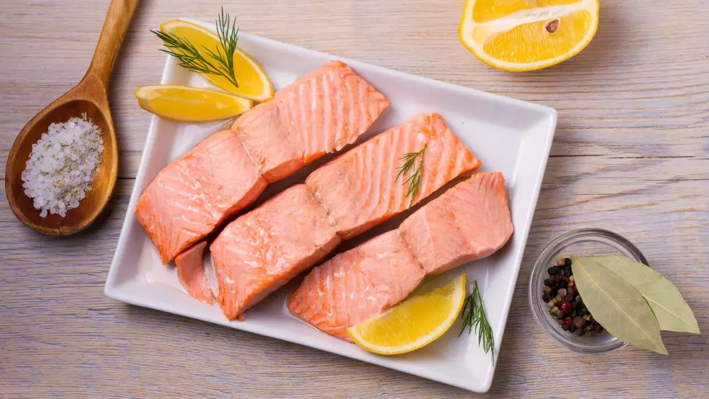 Giluto nga salmon sa usa ka plato