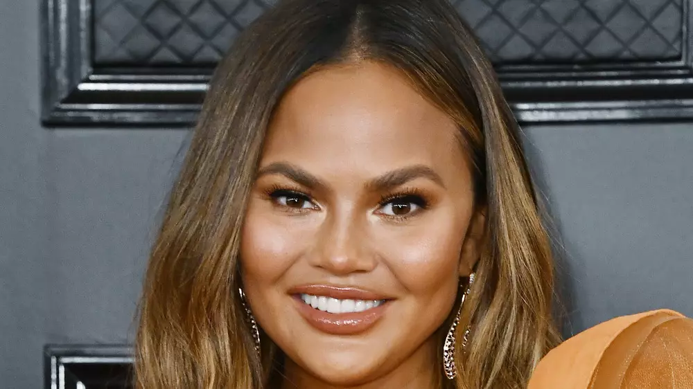 Chrissy Teigen lacht