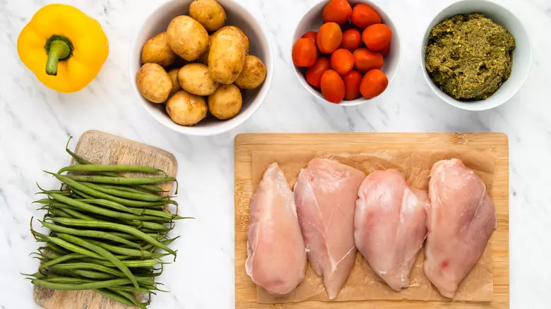 Zutaten für das Pesto-Huhn in einer Blechpfanne