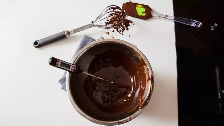 Chocolate na-ekpo ọkụ na-ekpo ọkụ spatula temometa