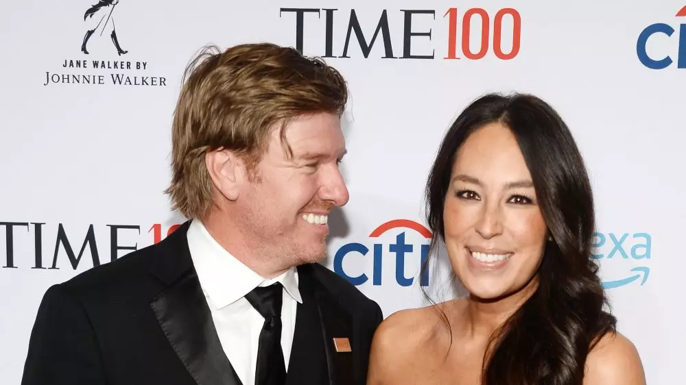 Chip û Joanna Gaines li ser xalîçeya sor