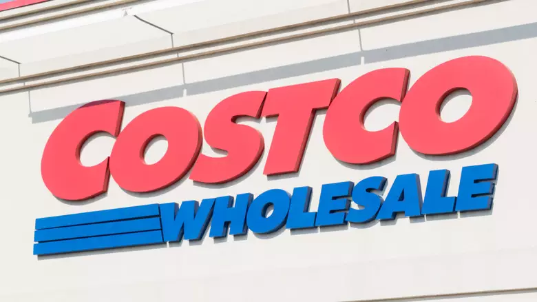 Червено и синьо лого на Costco върху външната сграда