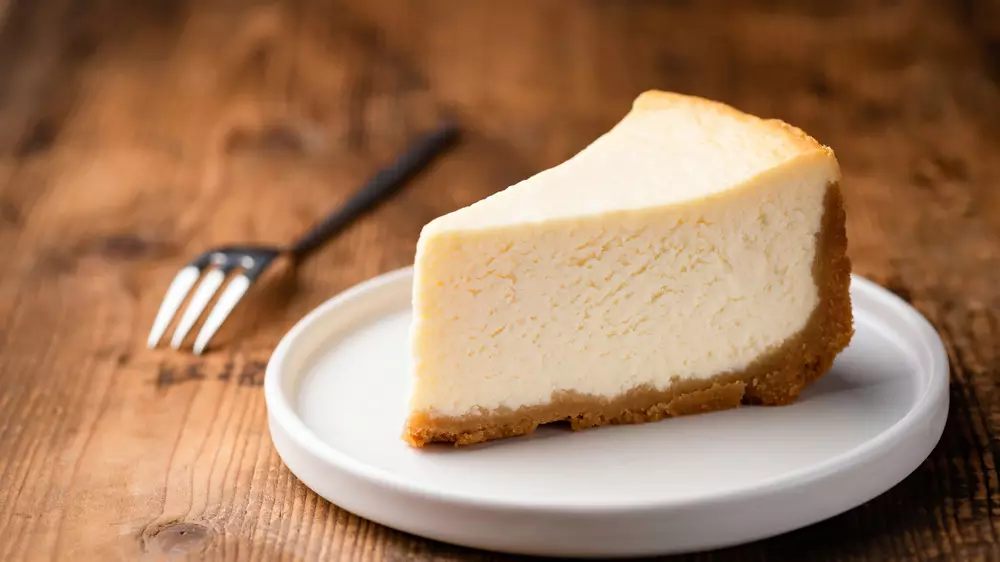 slice ຂອງ cheesecake ສຸດແຜ່ນສີຂາວ