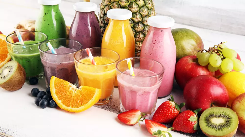 Auswahl an Frucht-Smoothies