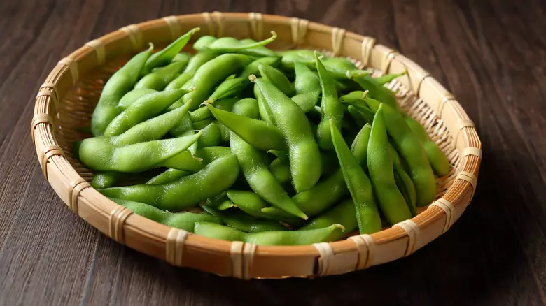 ਮੇਜ਼ 'ਤੇ edamame ਦਾ ਕਟੋਰਾ