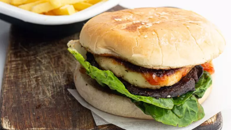 5-مىنۇتلۇق موگۇ ۋە Halloumi Burger