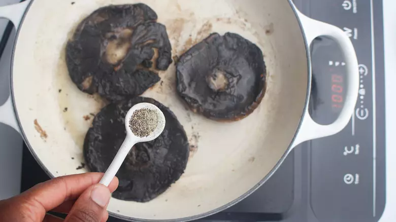 Cozinhar cogumelos portobello por 15 minutos de cogumelos e hambúrguer halloumi