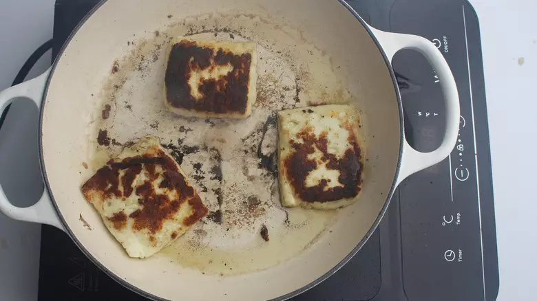 15 مىنۇتلۇق موگۇ ۋە خالومى ھامبۇرگ بولكىسى ئۈچۈن Halloumi نى پىشۇرۇش