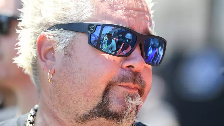 Guy Fieri pafupi