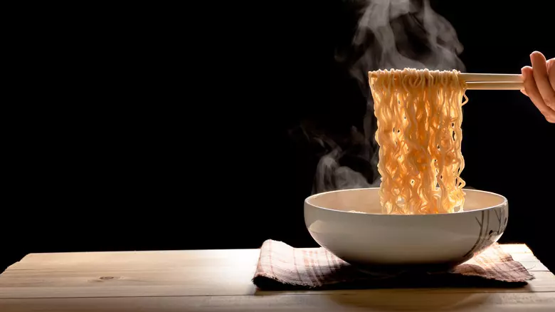 インスタントラーメンの蒸しボウル