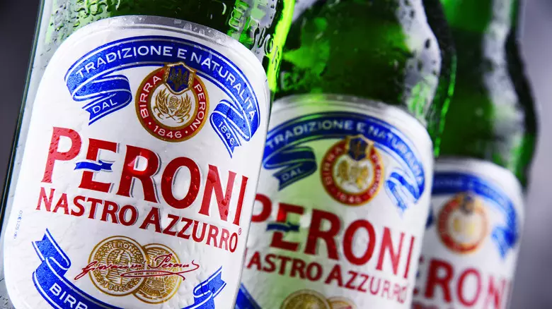 Bouteilles de bière Peroni avec condensation