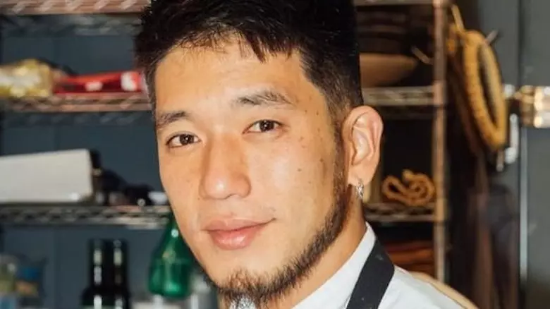 Nakangiti si Chef Shota sa kusina ng TV