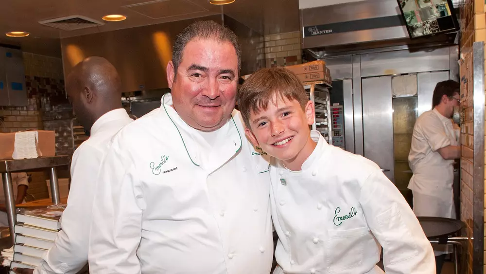 Emeril Lagasse dengan anak lelaki E.J.