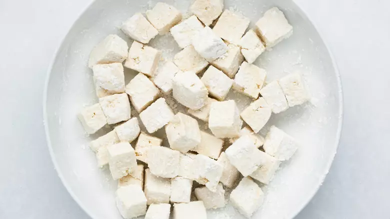 tofu terninger overtrukket med majsstivelse