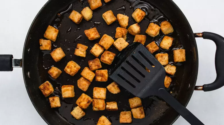 li-cubes tsa tofu tse halikiloeng ka pane