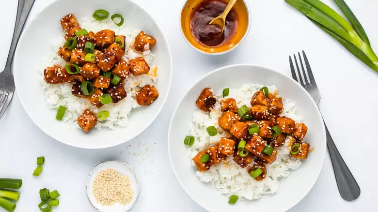 chili tofu met witte rijst