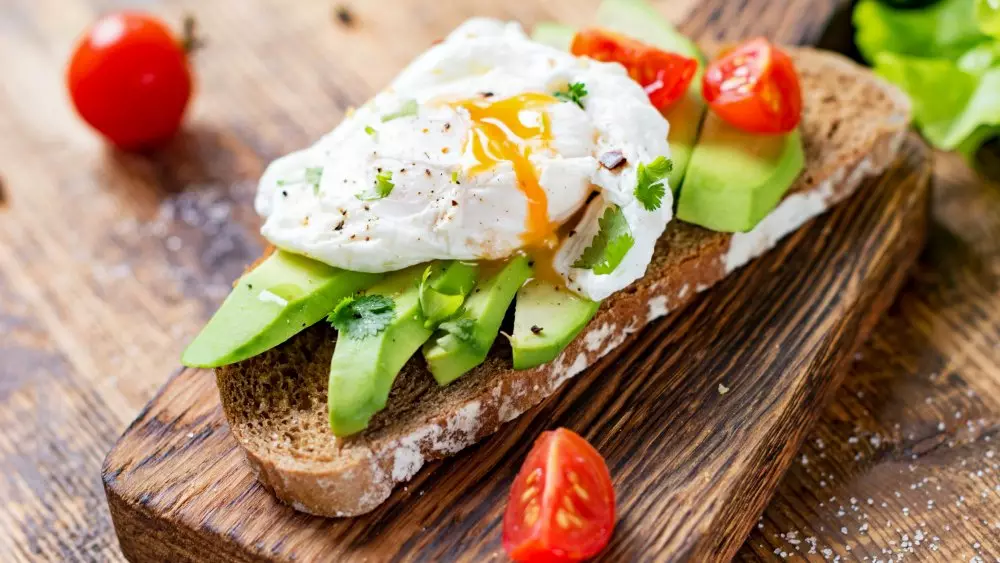 Sázené vejce na avokádovém toastu