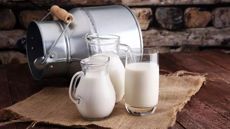 Tre brocche di latte da latte