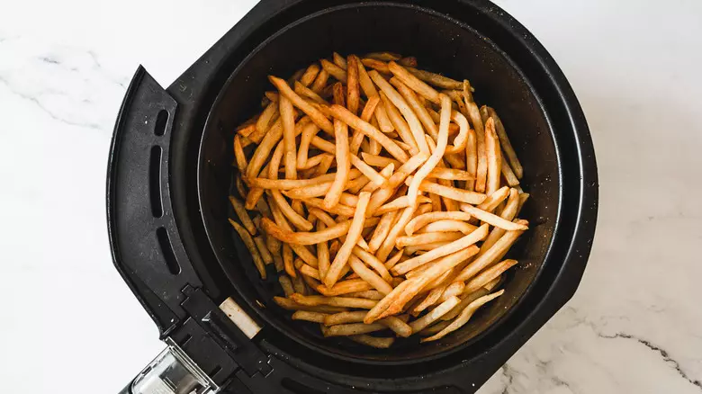 li-fries ka basketeng ea fryer