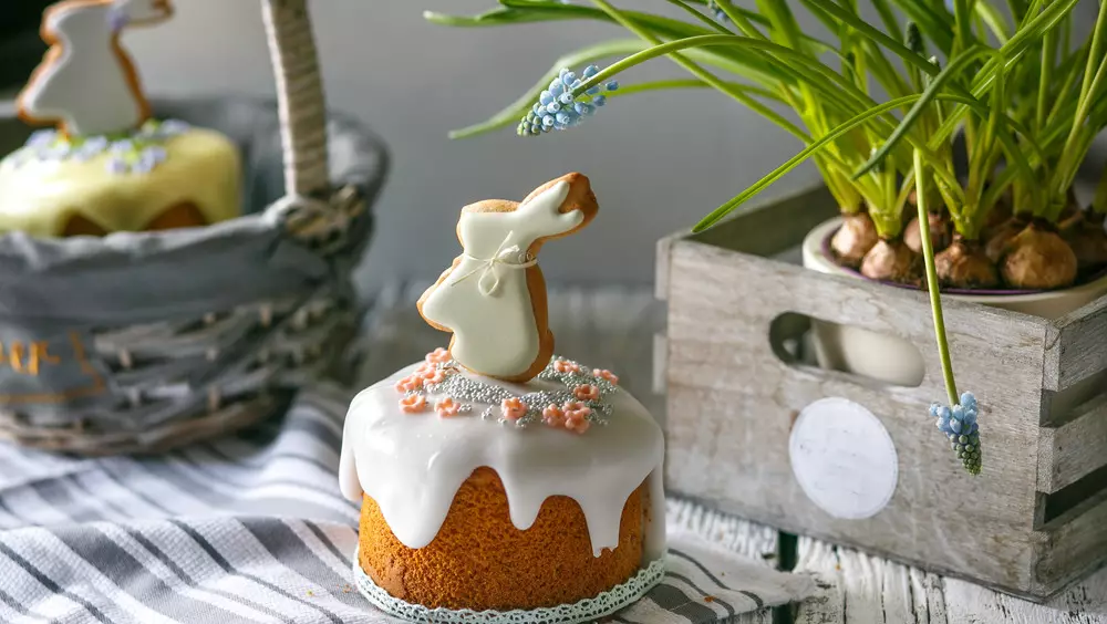 Bunny cake sa tabi ng isang Easter basket