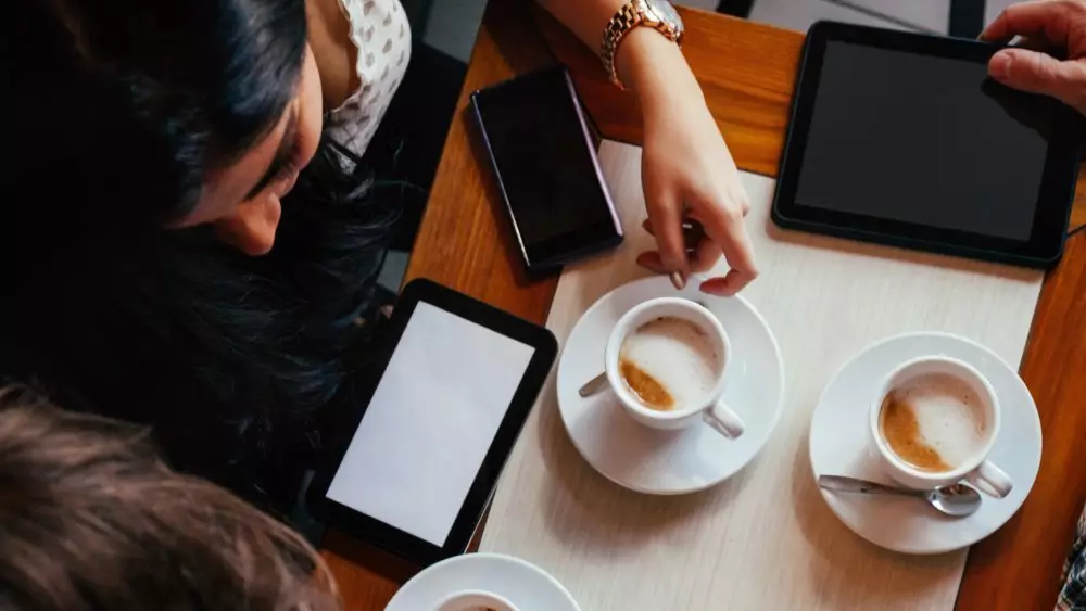 コーヒーを飲む人々の一般的なイメージ