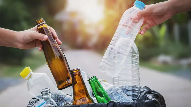 Люди переробляють пластикові пляшки