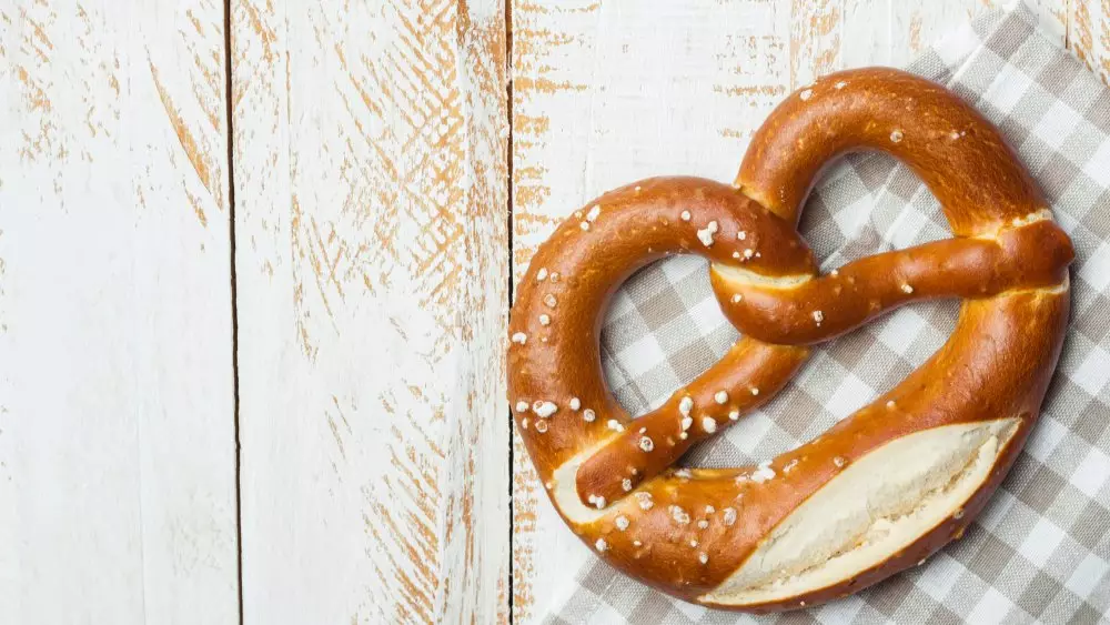 A pretzel alus ing meja