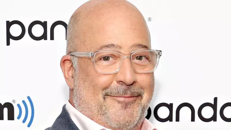 រូបថតជិតស្និទ្ធរបស់ Andrew Zimmern