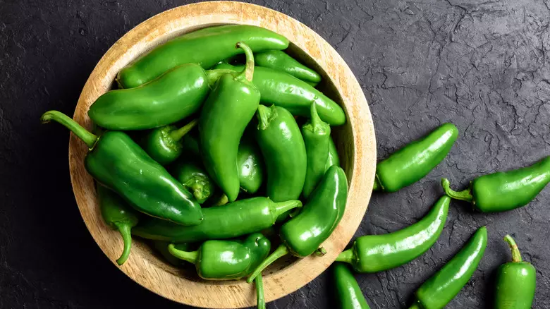 jalapeñosនៅក្នុងចានឈើ